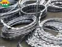 China Highly Protective 500mm Razor Barbed Wire ASTM Standard 5 Clips Per Spiral for sale