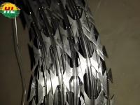 China Multi Material Razor Barbed Wire With 700 Coil Diameter And 2.0 Wire Diameter for sale