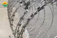China BTO-22 2.8MM COIL WIRE Hotdip Galvanized Border Concertina Razor Wire for sale