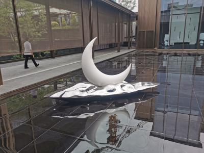 China Eye Catching Metal Art Sculptures Crescent Water Feature Sculpture Made Of Composite Materials for sale