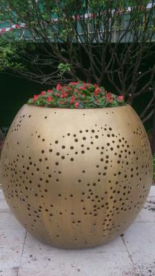 China Modern Large Metal Flower Pot Garden Crafts Hollow Outdoor Metal Plant Pots for sale