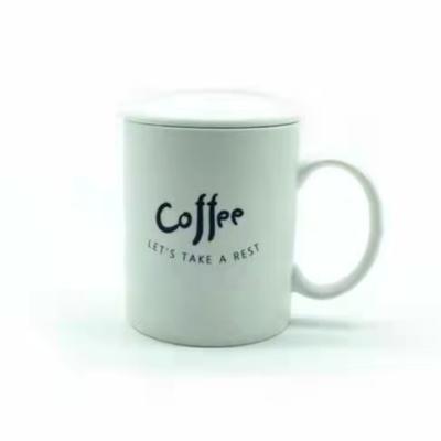 China Customizable 300ml 10oz Ceramic Coffee Mug with Lid Stoneware Handmade Easy Grasp Handle for sale
