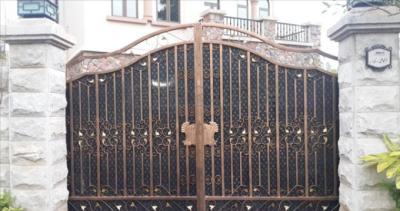 China Hot Dipped Galvanized Morden Iron Gate Anti Rust Swing / Sliding Open Style for sale