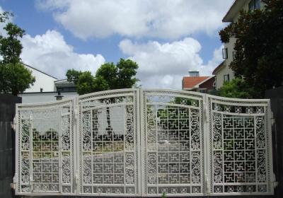 China Customised Metal Morden Iron Gate Anti Rust Villa Contemporary Iron Gates for sale
