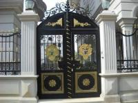 China Villa Park Courtyard Iron Gates Rot Proof Decorative Wrought Iron Gates for sale