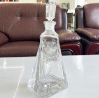 China 23oz Lead-Free Crystal Triangular Whiskey Decanter Exquisite Design and Craftsmanship for sale
