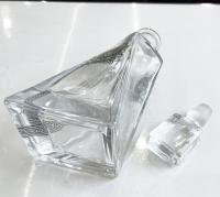 China 23oz Lead-Free Crystal Triangular Whiskey Decanter Exquisite Design and Craftsmanship for sale