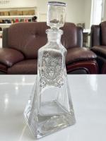 China 23oz Lead-Free Crystal Triangular Whiskey Decanter Exquisite Design and Craftsmanship for sale