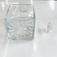 China Spray Cap 26oz Crystal Glass Whisky Decanter and Rock Glasses for Bourbon in Gift Box for sale