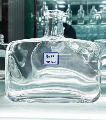 China 100ml 200ml 375ml 500ml 750ml 1000ml Clear Glass Bottle for Whiskey Vodka Brandy Gin for sale