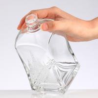 China Clear Glass Collar 750ml Embossed Bottle for Alcoholic Beverages and Drinks for sale