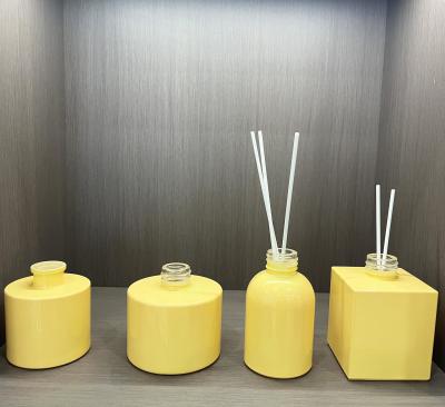 China Body Material Glass Aromatherapy Bottles for Spot Round Colored Empty Reed Bottles for sale