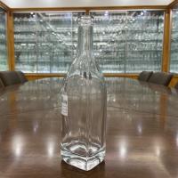 China High Weight 700ml Super Fiery Vodka Glass Bottle for Beverage in Hot Stamping Surface for sale