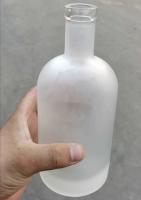 China Customized 1000ml Glass Bottles for Vodka XO Tequila and Red Wine Cork Sealing Type for sale