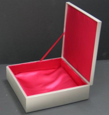 China Luxurious Cardboard Gift Box Packaging With Red Color Satin Inlay for sale