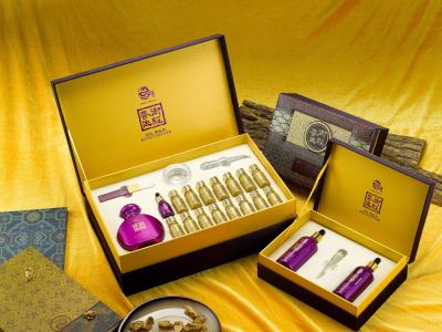 China Gold Color Logo Embossing CMYK Printing Cardboard Cosmetic Box Packing with the Plastic Tray for sale