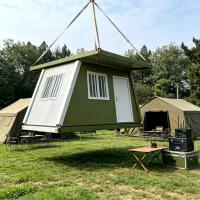 China Factory Prefab 20ft Modular Living Container House Foldable with Flat Sloping Roof and Waterproof Activity Board Features for sale