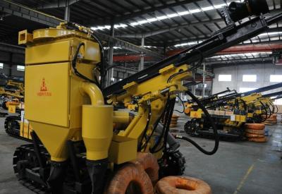China Open - Air Crawler mounted blasthole drilling rig machine , dia hole 105 - 115mm  depth 30m for sale
