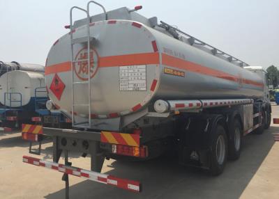 China Stable Oil Tank Truck SINOTRUK HOWO 30 - 40 CBM For Oil Transportation 8X4 RHD for sale