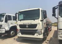 China Stable Oil Tank Truck SINOTRUK HOWO 30 - 40 CBM For Oil Transportation 8X4 RHD for sale