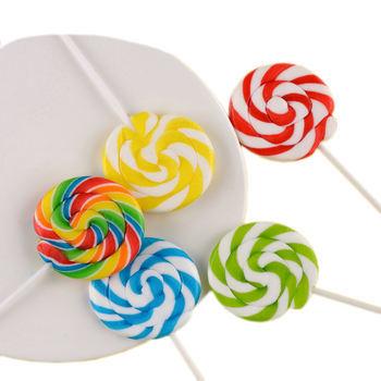 China Handmade Twist Lollipop Candy Rainbow Sweet Fruit Flat Big Swirl Lollipops Custom for sale