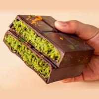 China Handmade Dubai Compound Chocolate With Pistachios Jam And Bulk Packaging 1 kg for sale