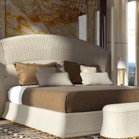 China Modern Luxury Bedroom Furniture Set 2.4x2.3m Queen Italian Gold King Size Beds for sale