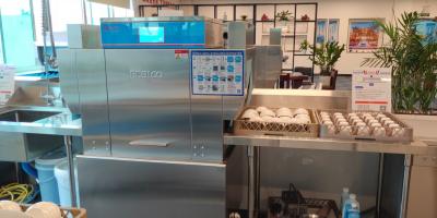 China Adjustable Speed Rack Conveyor Dishwasher With Dispenser Inside 82-95℃ for sale