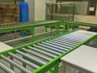 China Industrial Powered Roller Conveyor Systems with 30-120KG Load Capacity and 620-1200mm Width Options for sale