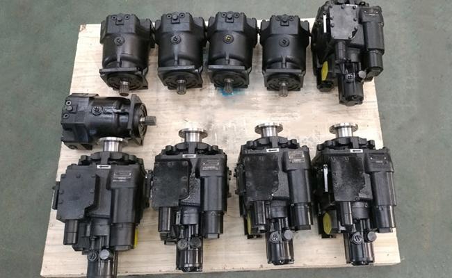 Cement mixer piston pump