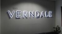 China 28C Temperature Stainless Steel Letter Logo Sign for Commercial Building Decoration for sale