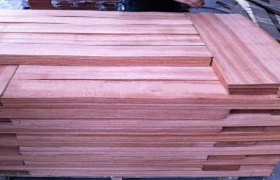 China Sliced Cut Natural Red Sapele Wood Veneer 0.5mm Thickness 133x930mm Flooring Sheet for Furniture for sale
