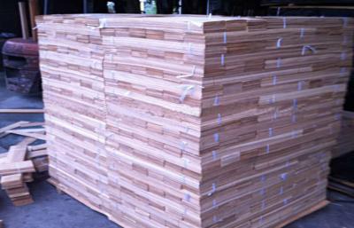 China Sliced Cut Red Oak Veneer Sheets 133×930mm × 0.5mm for Flooring and Furniture Applications for sale