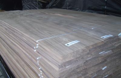 China Quarter Cut Black Walnut Wood Veneer 0.5mm Thickness for Furniture and Plywood Applications for sale