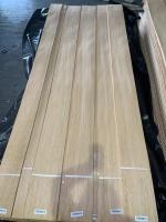 China Natural Red Oak Veneer Sheets 0.2-0.6mm Thickness Flexible Smooth Texture for Furniture Wall Paneling for sale