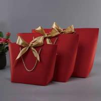 China ODM Pantone Color 250gsm Bridesmaid Paper Gift Bags 25*37*11cm for sale