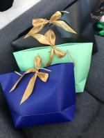 China ODM Pantone Color 250gsm Bridesmaid Paper Gift Bags 25*37*11cm for sale