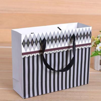 China 128-250gram Black Handle Laminated Art Paper Bag For Apparel Advertising for sale