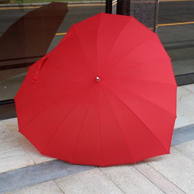 China Windproof Red Heart Shaped Wedding Umbrella Creative With16 Sturdy Fiberglass Ribs for sale