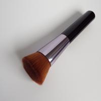 China Angled Foundation Makeup Brush Synthetic Hair Wooden Handle 1pc for Liquid Cream for sale