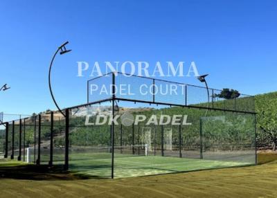 China Panoramic Glass Padel Court 20m x 10m Customizable Indoor Outdoor with 12mm Tempered Glass for sale