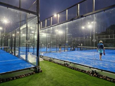 China Custom Outdoor Padel Court 20m x 10m Professional Competition Paddle Tennis Court with 12mm Tempered Glass for sale