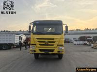 China Used HOWO 8x4 Crane Truck with 12 Ton XCMG for Sale in Ghana (371HP LHD) for sale