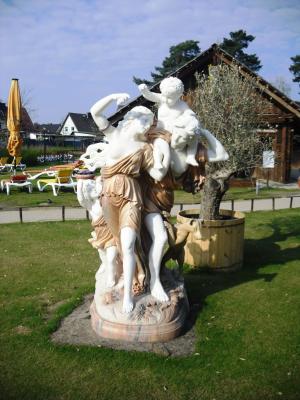 China Handcrafted Marble Family Sculpture Garden Statue Durable Outdoor Art 24in for sale