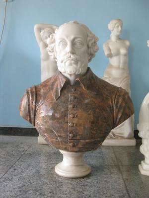 China Marble Bust Statue for Man Classic Hand Carved Sculpture 60cm Height for sale