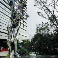 China Mirror Polished Stainless Steel Man Sculpture 500cm Custom Size for Garden Decoration for sale