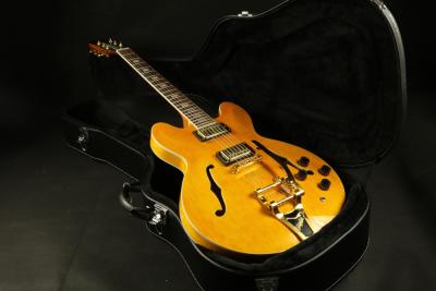 China Amber Hollow Body Jazz 335 Electric Guitar with Bigsby Bridge 22 Fret Maple Neck for sale