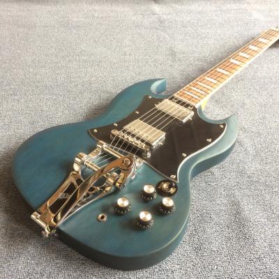 China Mahogany SG Electric Guitar 22 Fret 3 Pickups Tremolo White Finish OEM for sale