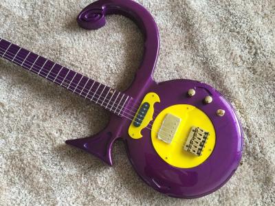 China Custom Purple Electric Guitar with Golden Hardware Mahogany Body 22 Fret Brazil Wood Bow for sale