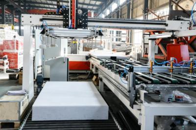 China PLC Controlled Plasterboard Support Leg Saw Machine for sale